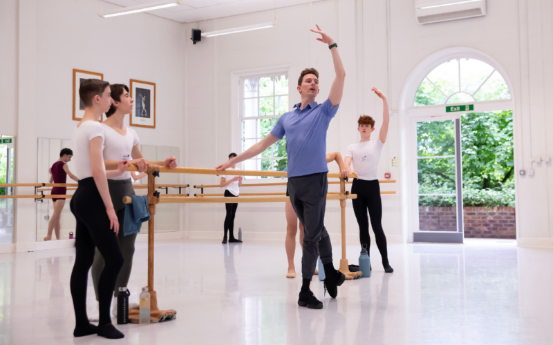 Damos la bienvenida a James Butcher al equipo artístico de la Royal Ballet School - La Royal ...